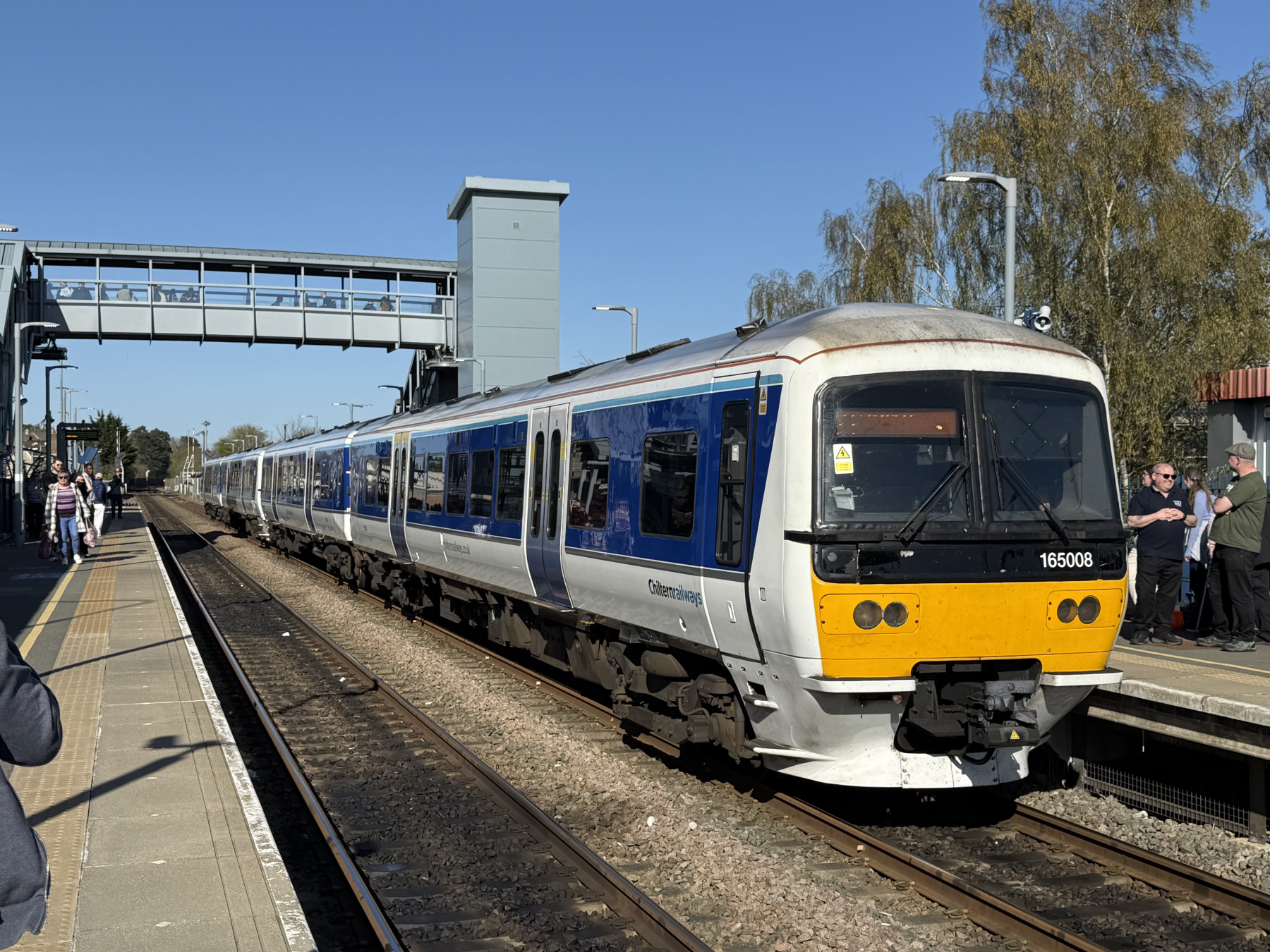 Photo of 165008 at Bicester Village — trainlogger