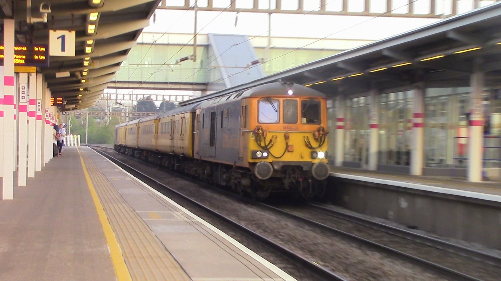 Photo of 73961 at Luton Airport Parkway — trainlogger