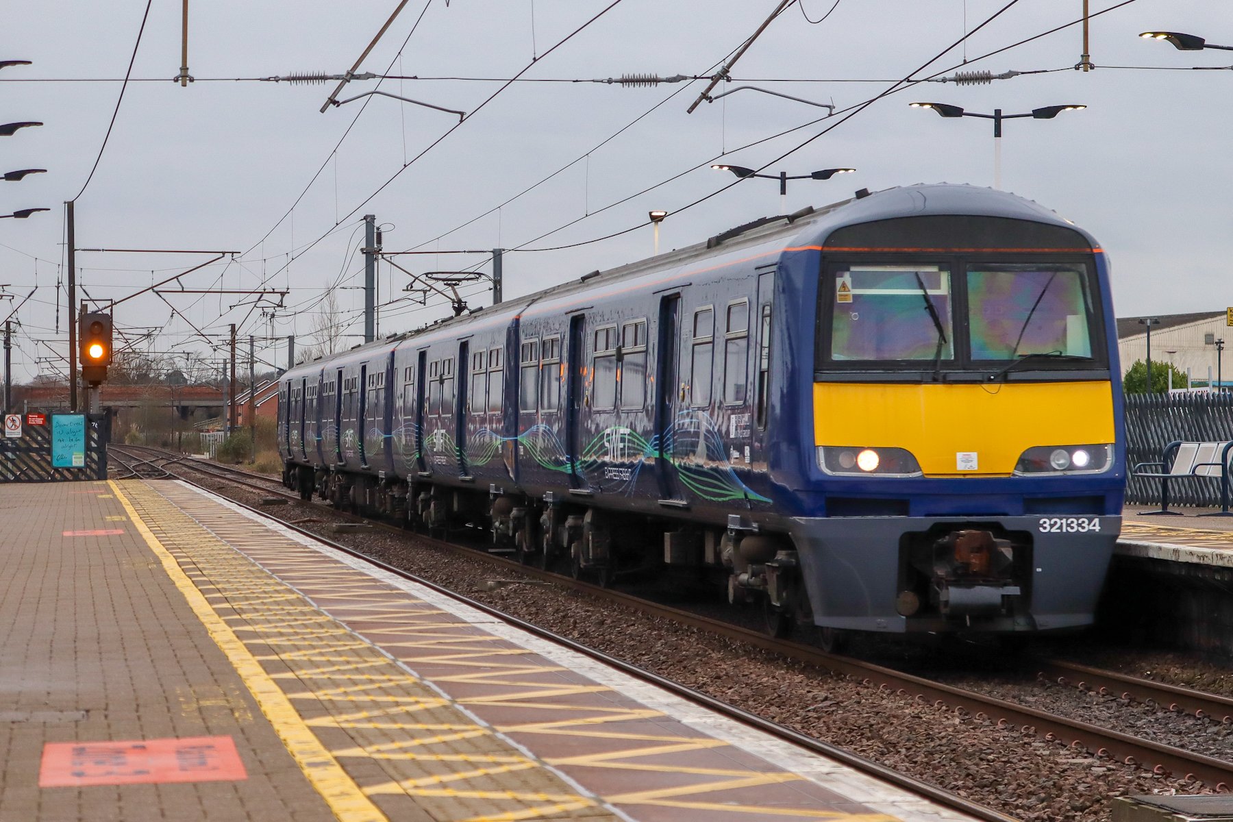 Photo of 321334 at Newark North Gate — trainlogger
