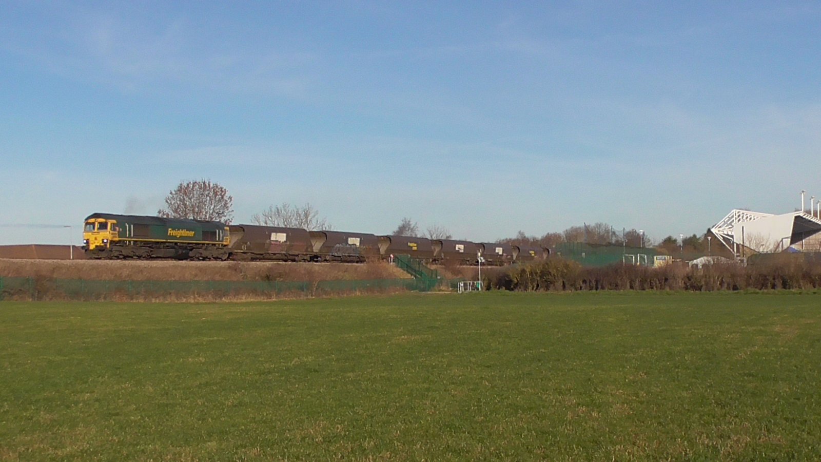 Photo of 66558 at Shrewsbury Meole Brace — trainlogger