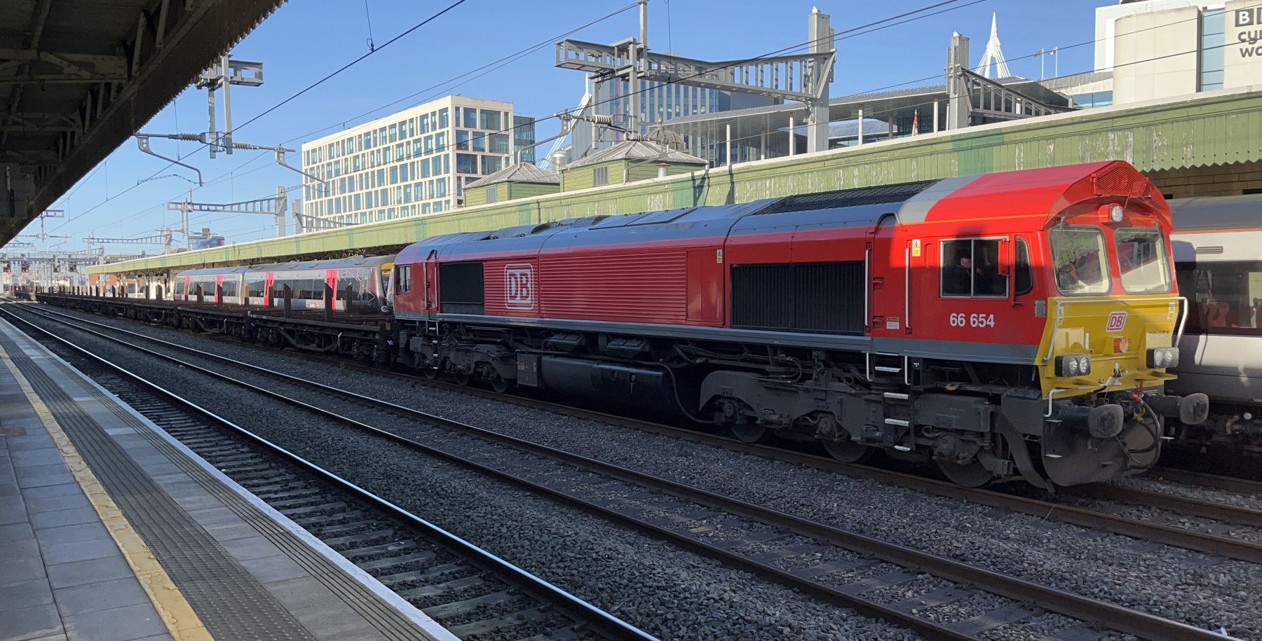 Photo of 66654 at Cardiff Central — trainlogger