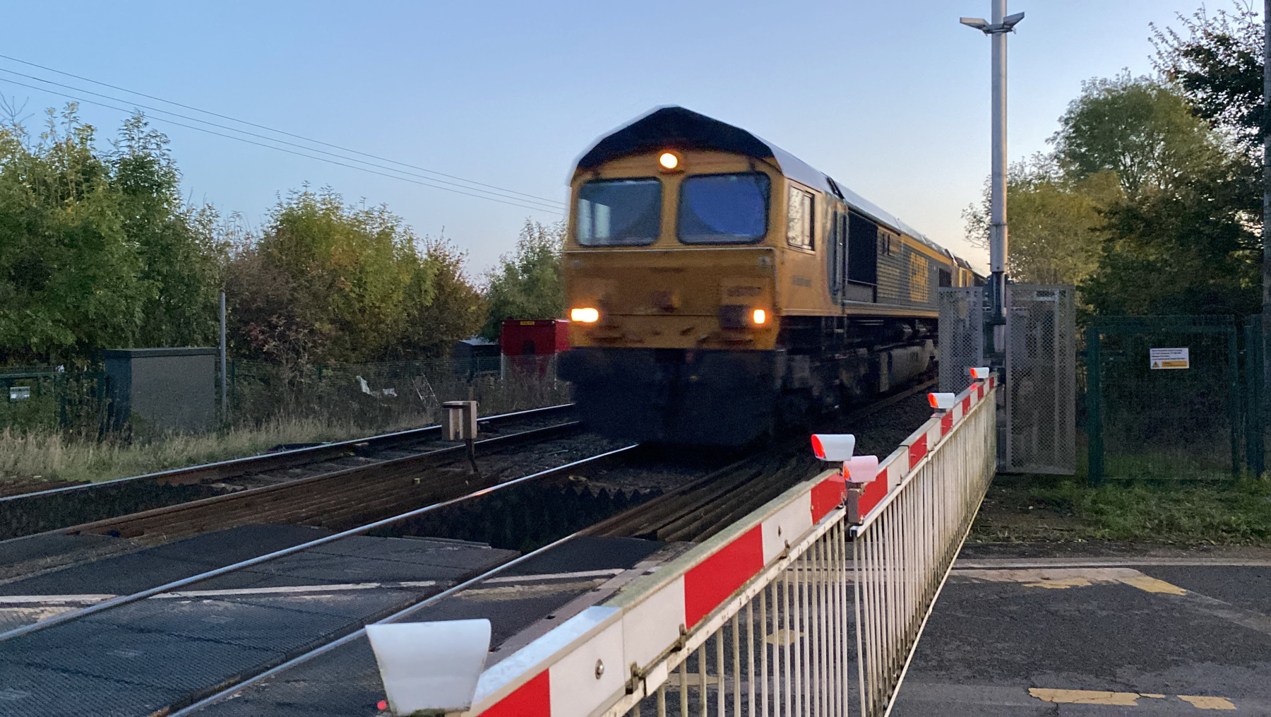 Photo of 66707 at Scopwick Level Crossing — trainlogger