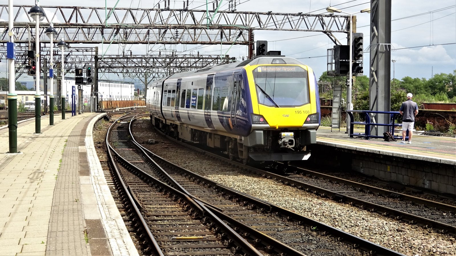 Photo of 195108 at Manchester Piccadilly — trainlogger