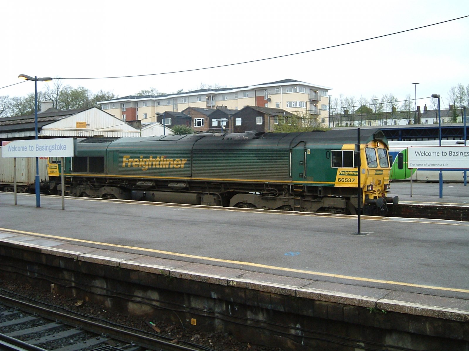 Photo of 66537 at Basingstoke — trainlogger