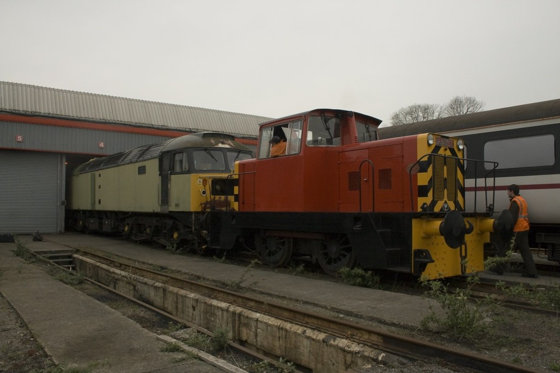 Photo of HE6688 and 47768 at Barry Tourist Railway - Barry Depot ...