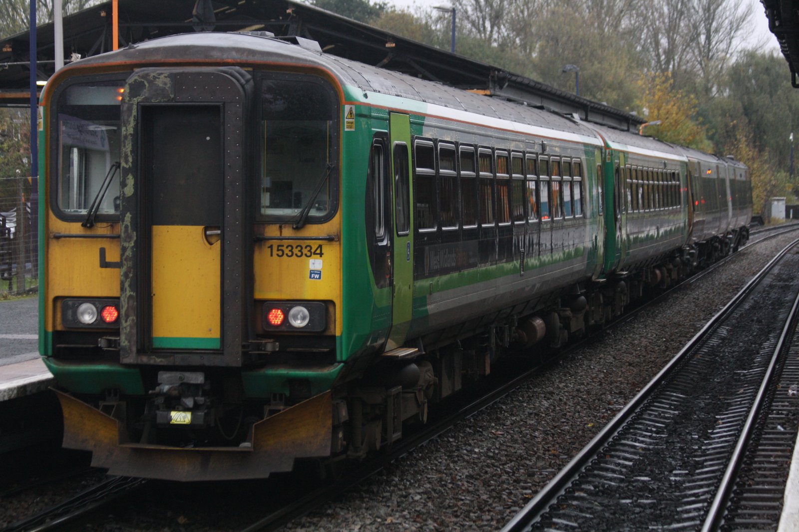 Photo of 153334 at Stourbridge Junction — trainlogger