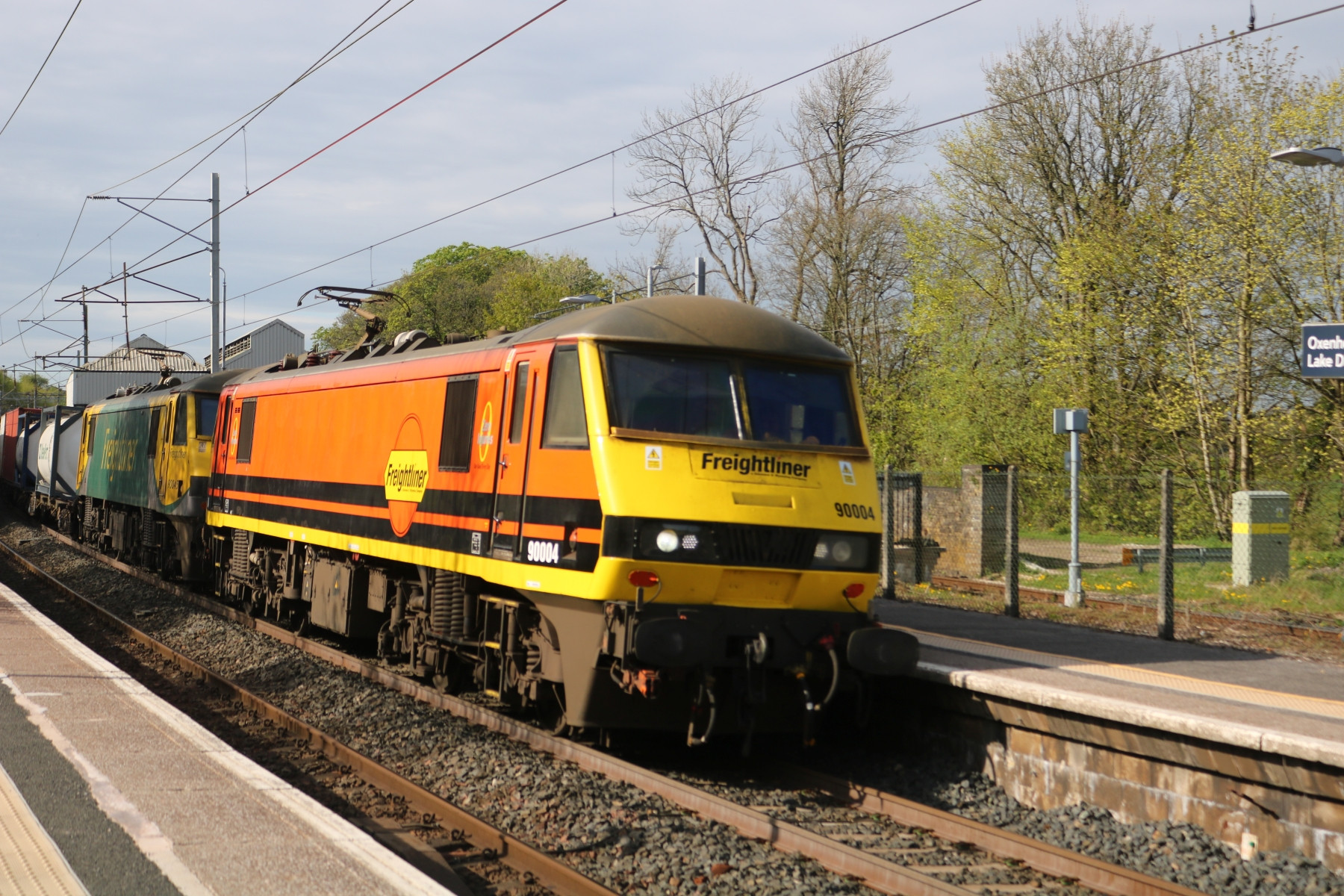Photo of 90004 and 90045 at Oxenholme Lake District — trainlogger