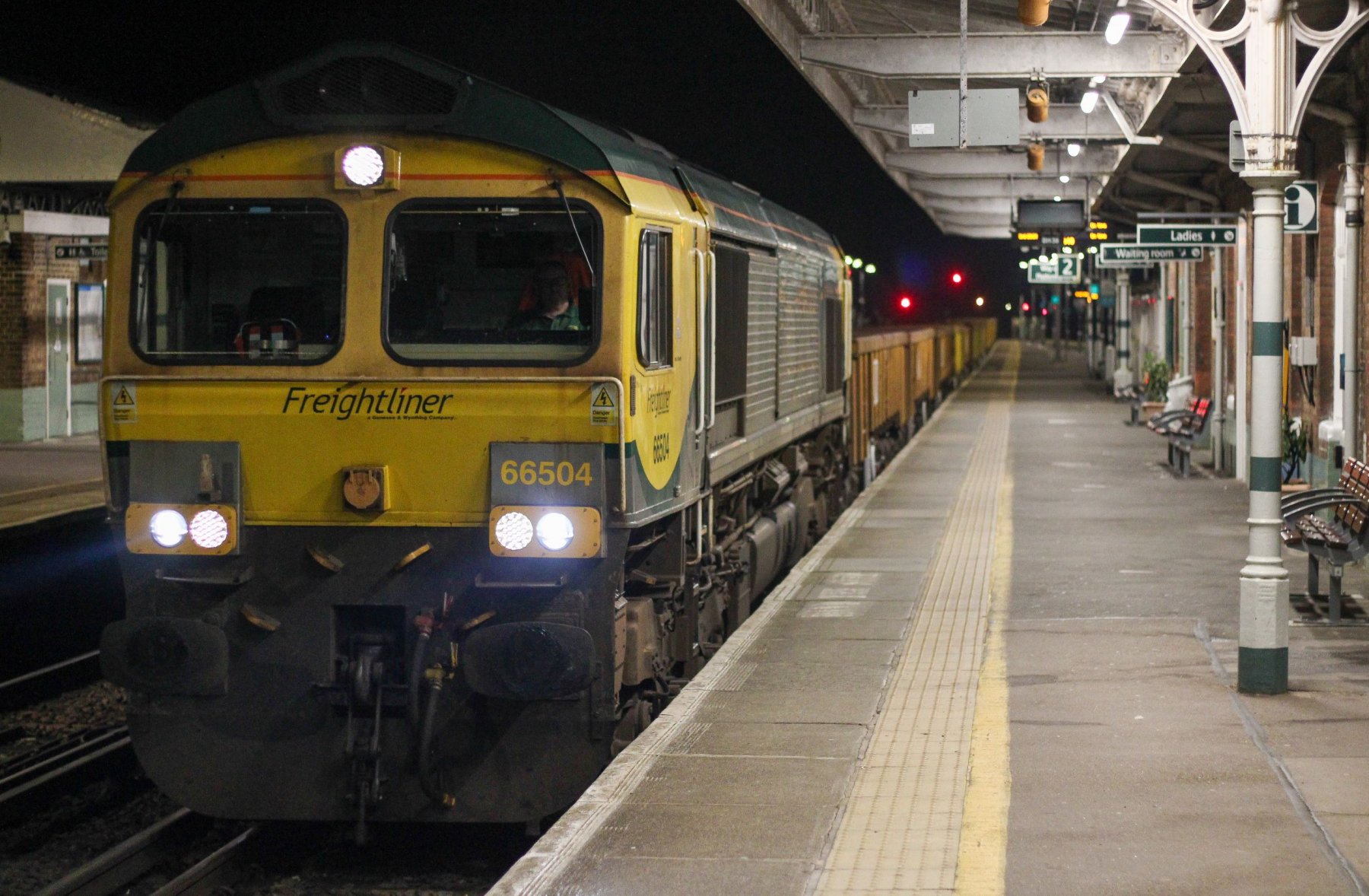 Photo of 66504 at Barnham — trainlogger