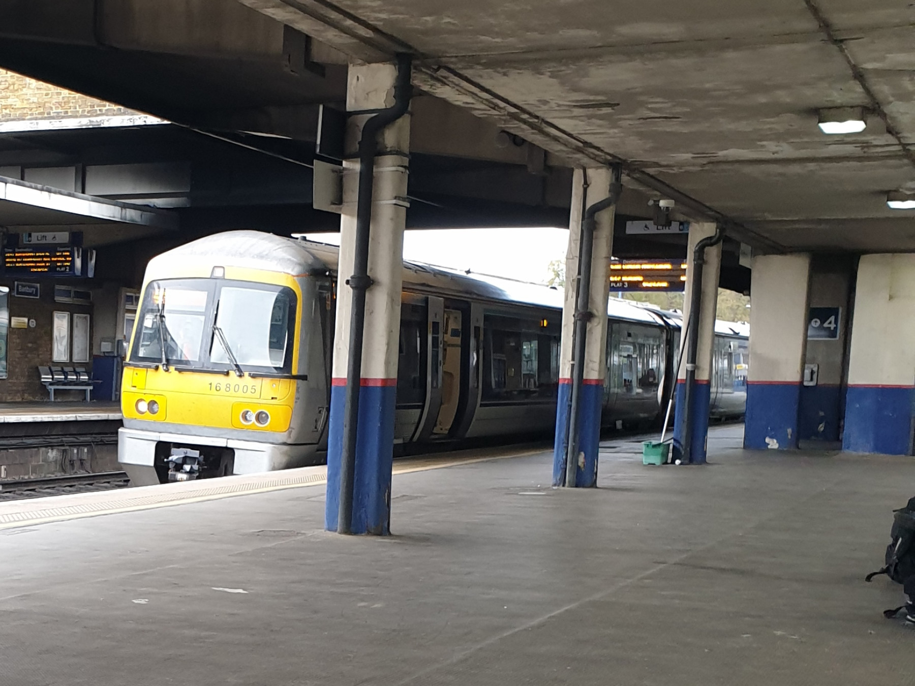 Photo of 168005 at Banbury — trainlogger