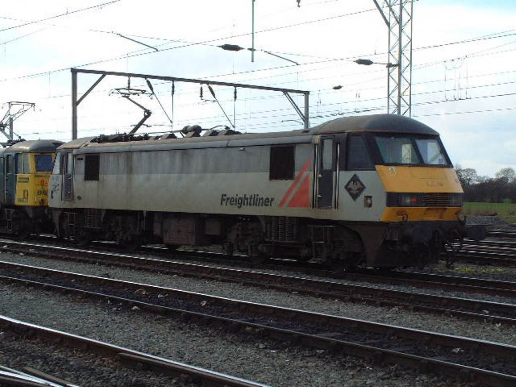 Photo of 90150 at Crewe Basford Hall — trainlogger