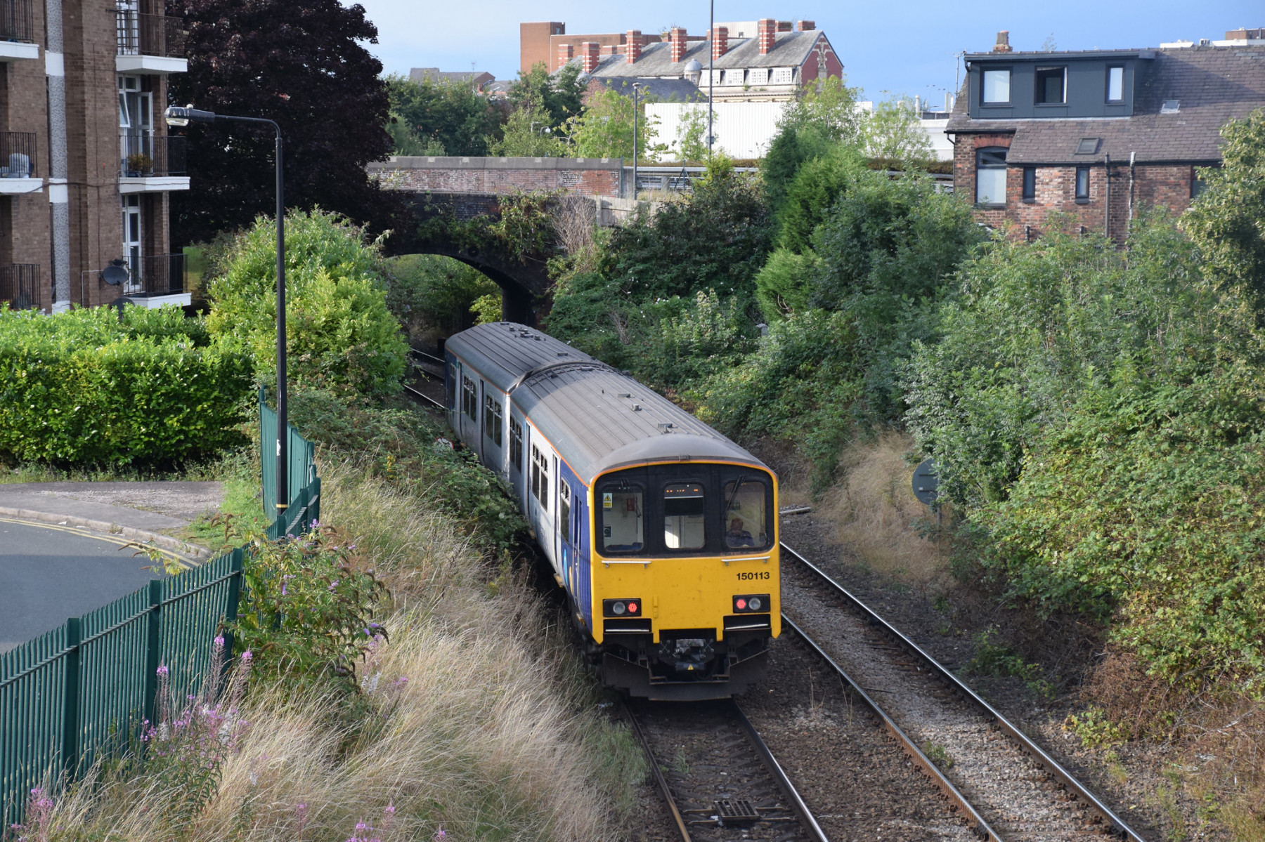 Photo of 150113 at Altrincham Bridge — trainlogger