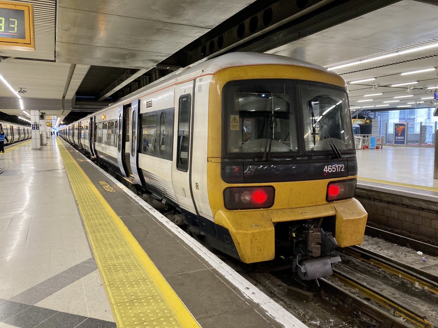Photo of 465172 at London Cannon Street — trainlogger