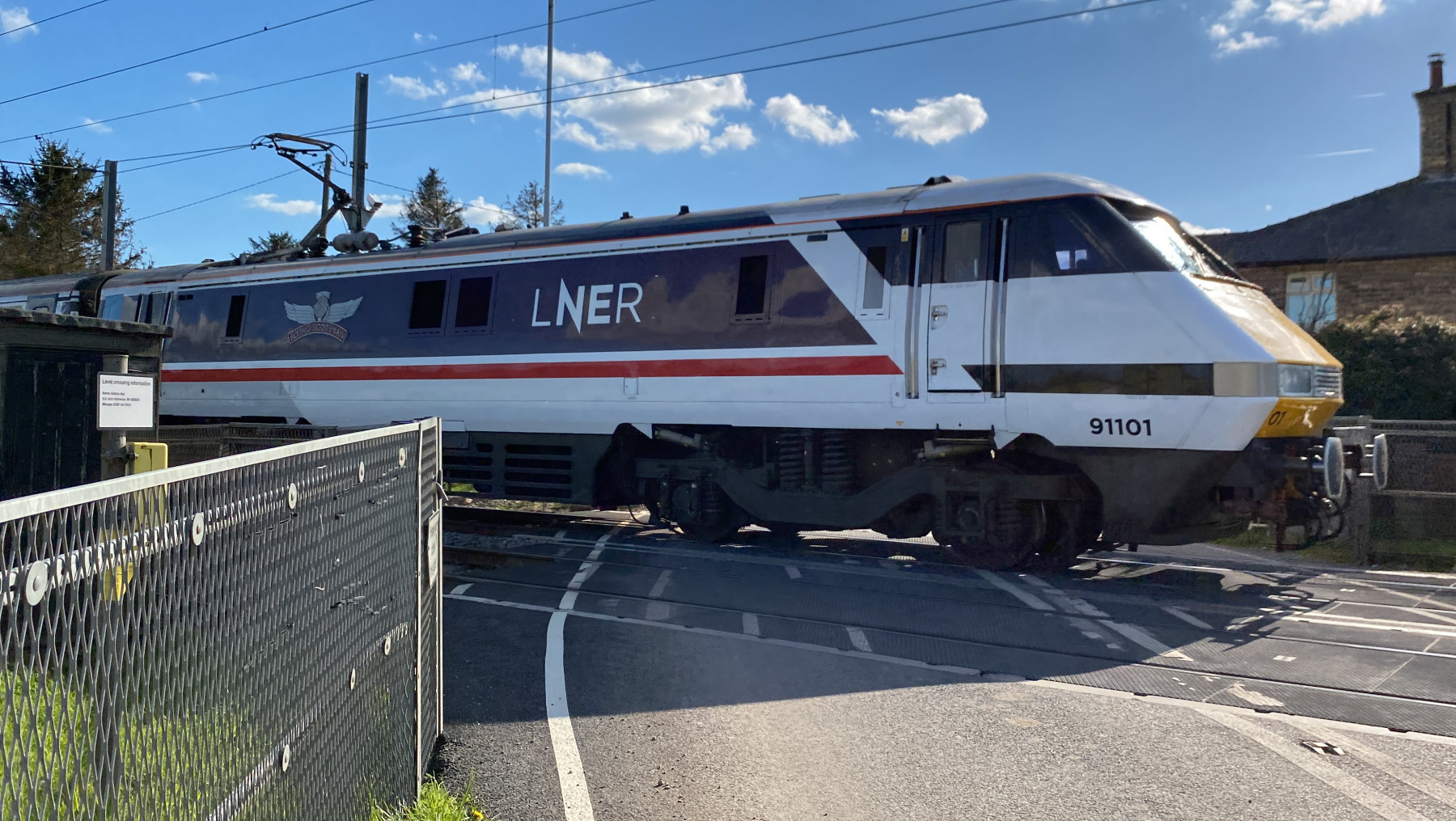 Photo of 91101 at Botany Bay Level Crossing — trainlogger