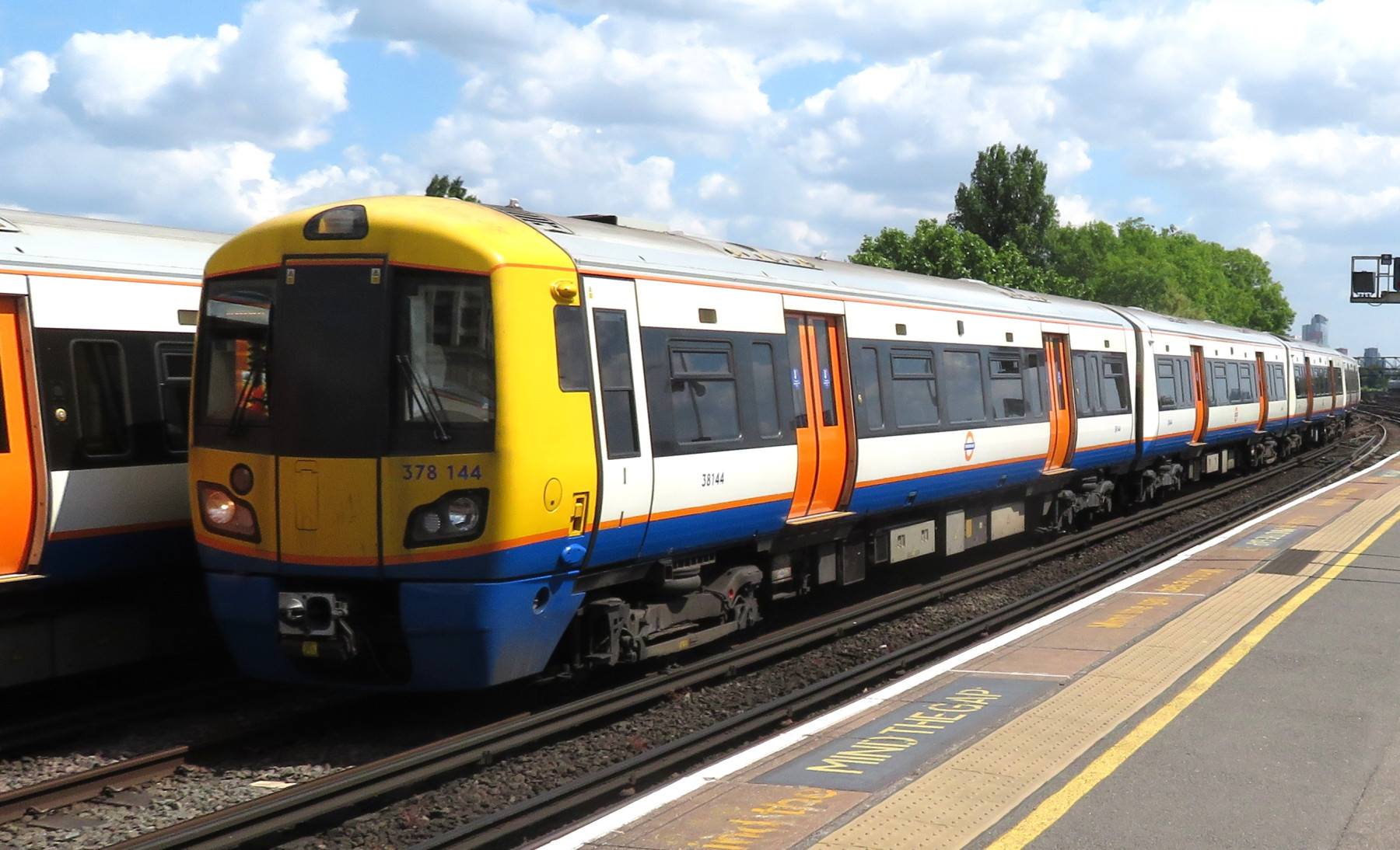 Photo of 378144 at Clapham Junction — trainlogger