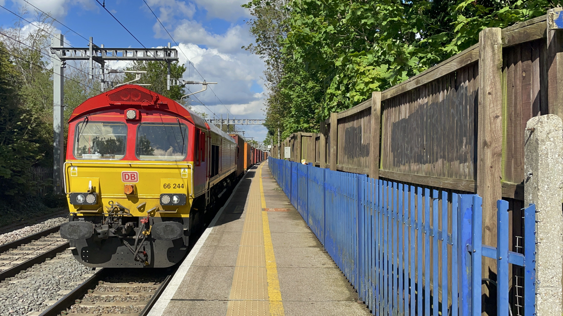 Photo of 66244 at Reading West — trainlogger