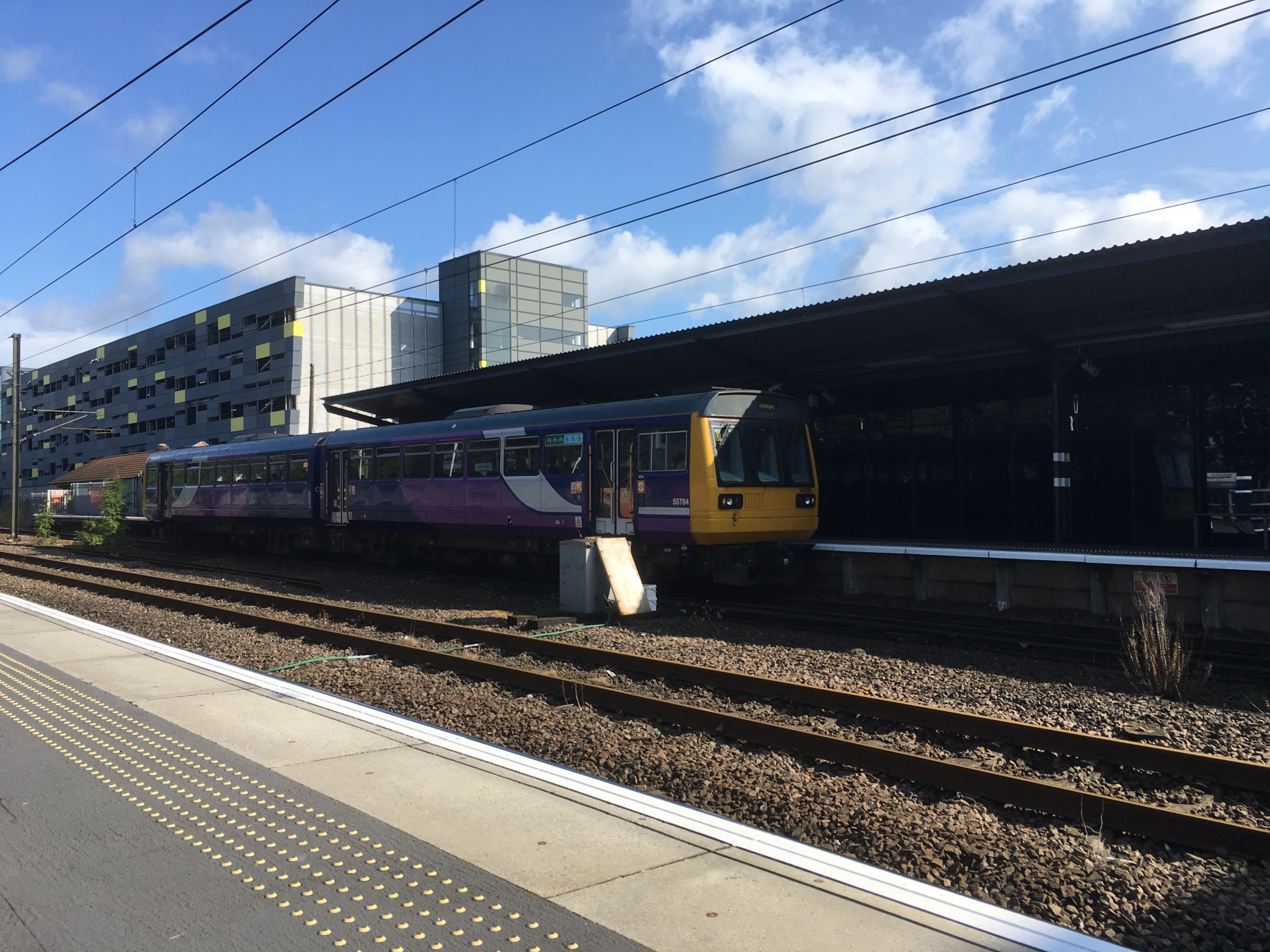 Photo of 142088 at Wakefield Westgate — trainlogger