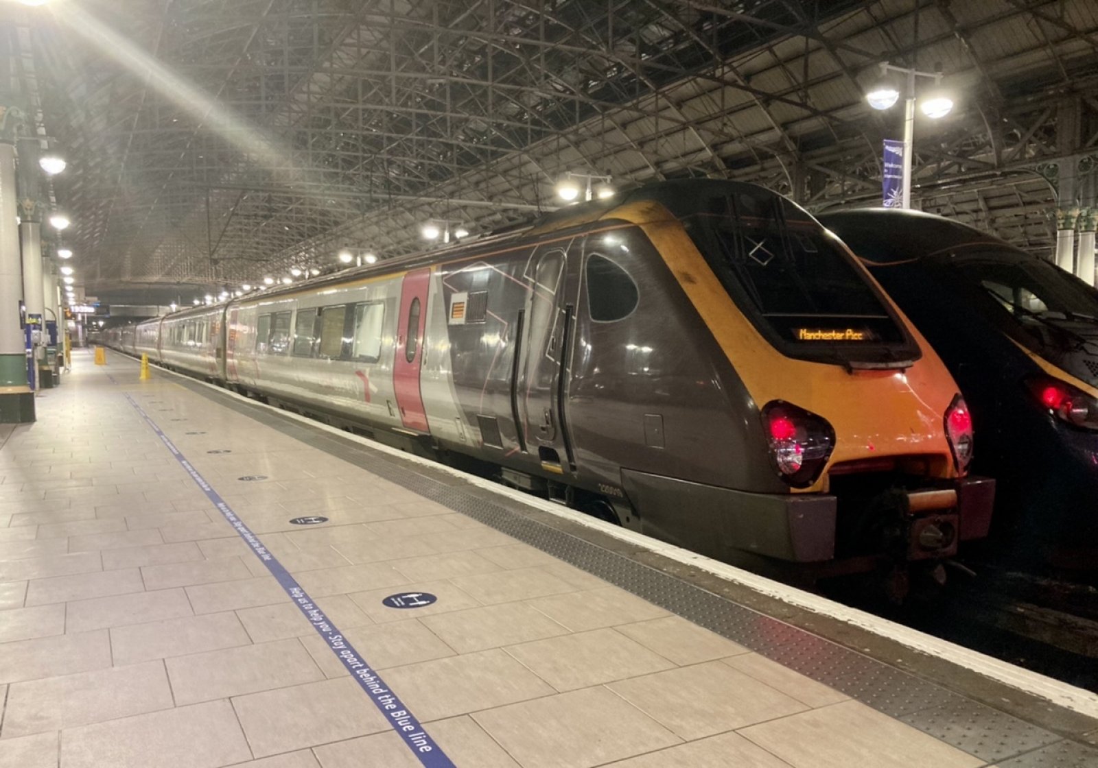 Photo of 220019 at Manchester Piccadilly — trainlogger