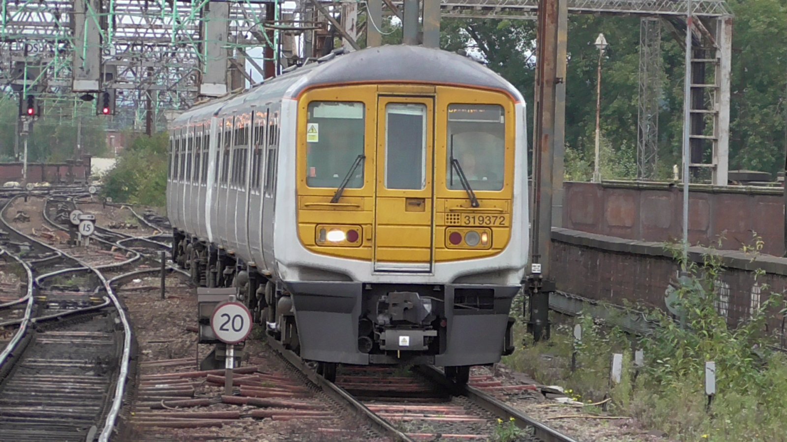 Photo of 319372 at Manchester Piccadilly — trainlogger