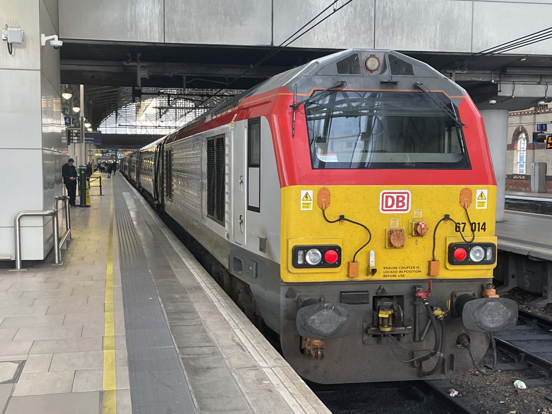 Photo of 67014 at Manchester Piccadilly — trainlogger
