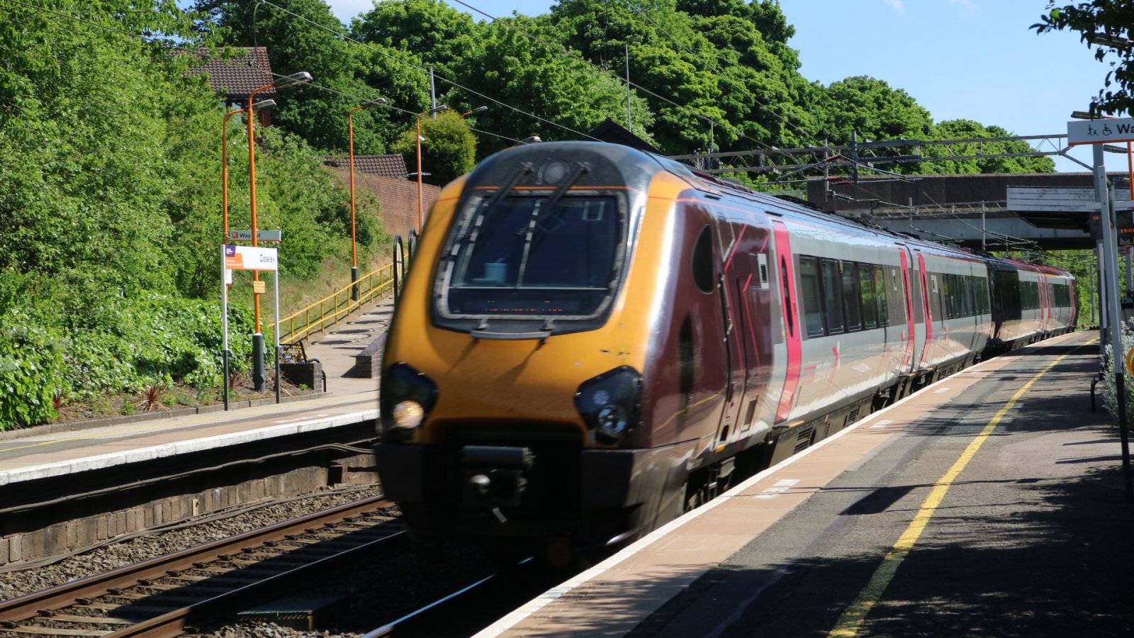 Photo of 220026 at Coseley — trainlogger