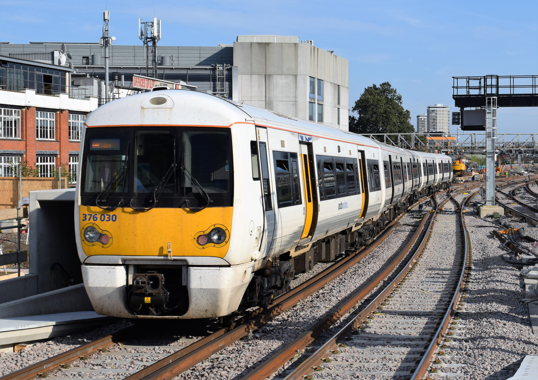 Photo of 376030 at London Bridge — trainlogger