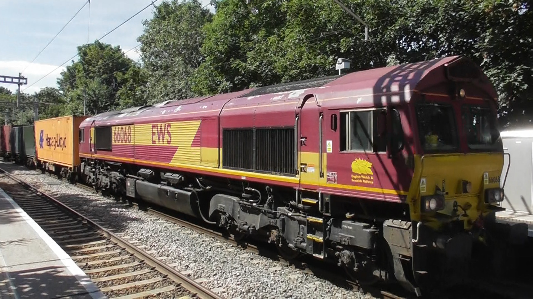 Photo of 66068 at Reading West — trainlogger