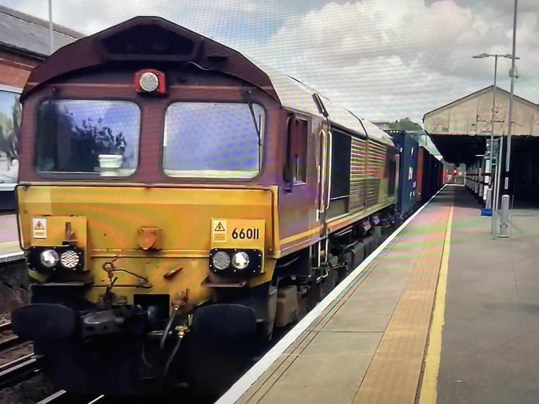 Photo of 66011 at Winchester — trainlogger