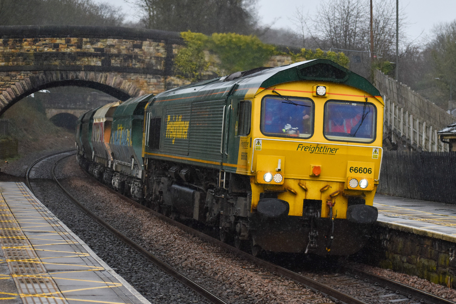 Photo of 66606 at Dronfield — trainlogger