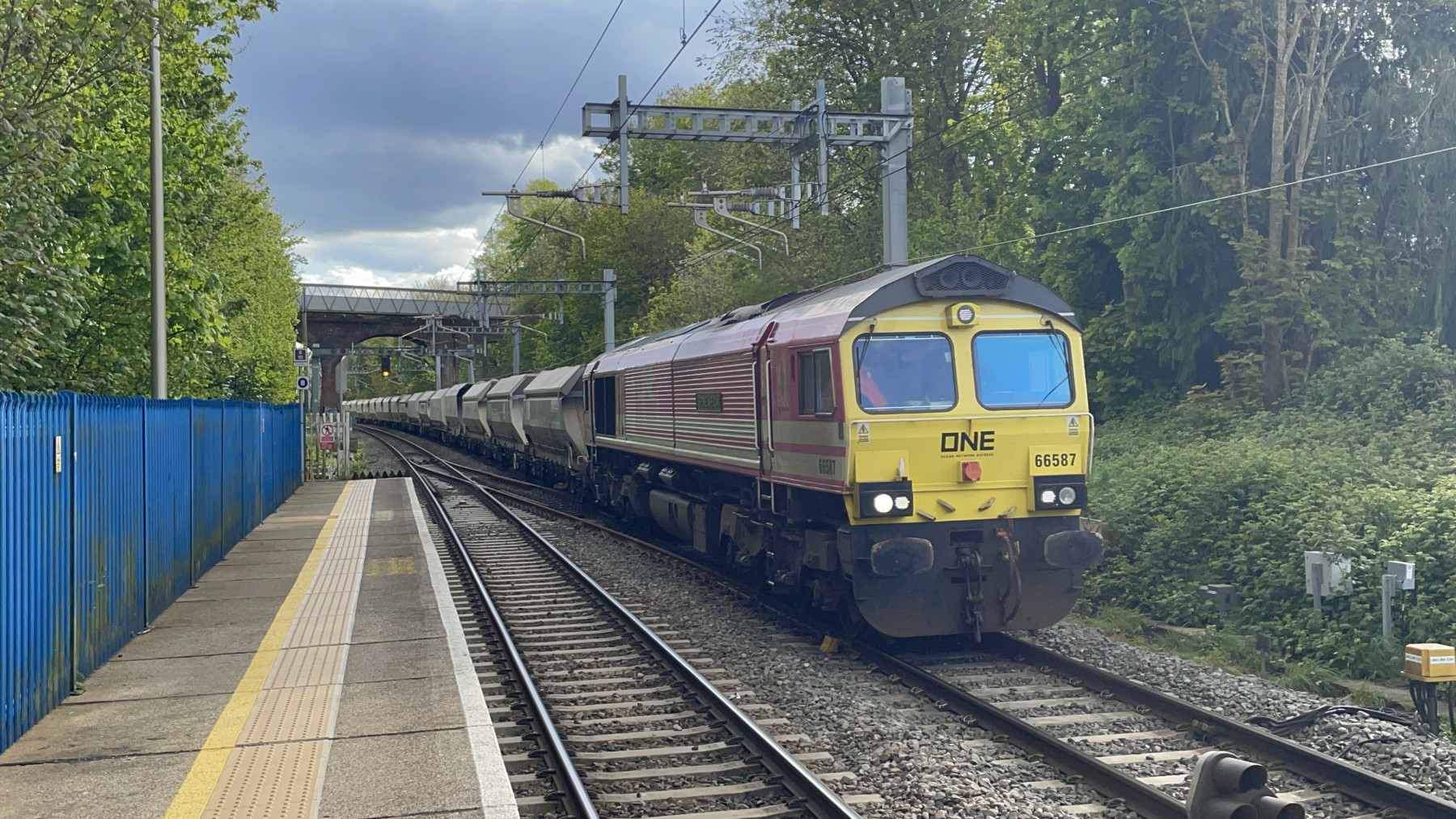 Photo of 66587 at Reading West — trainlogger