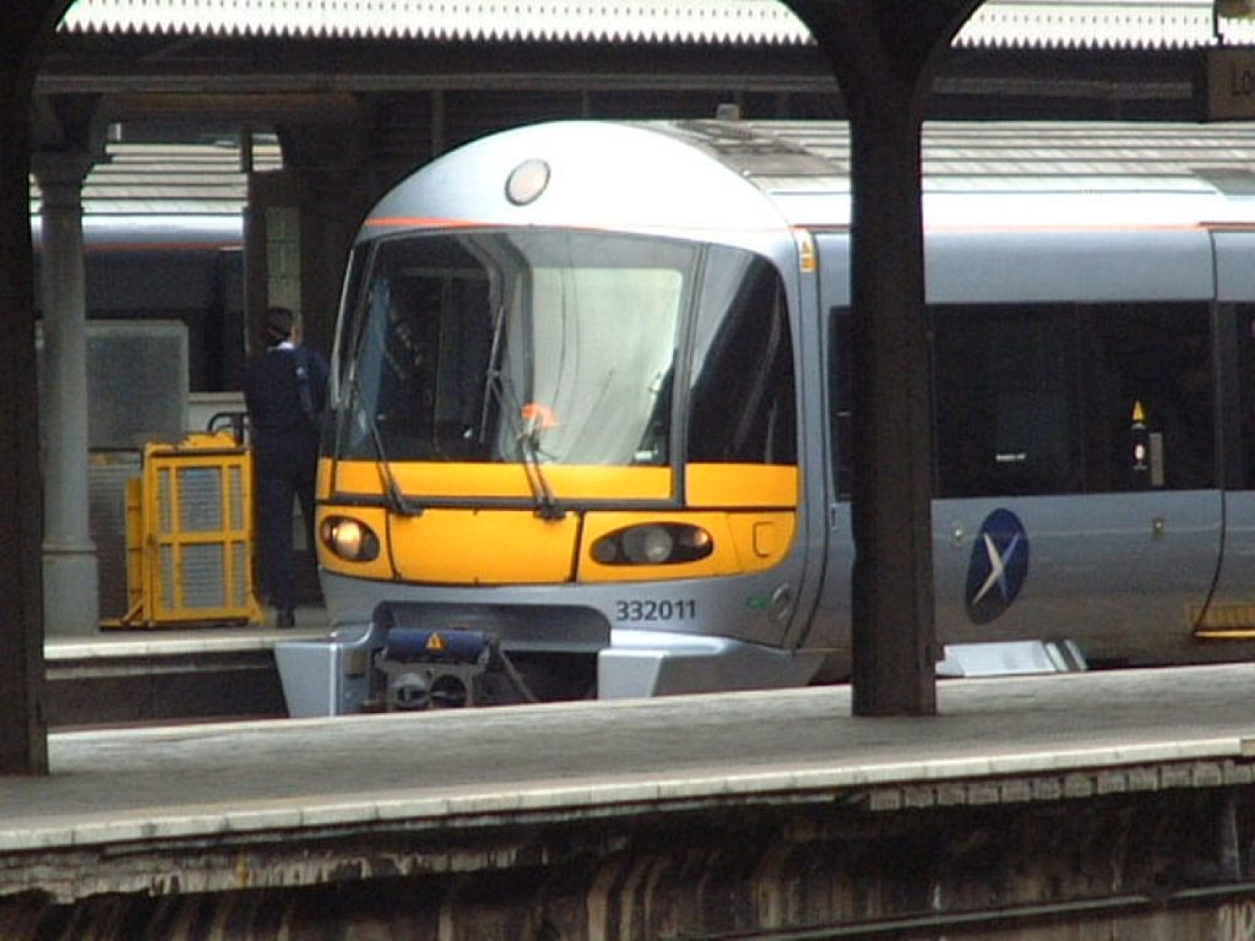 Photo of 332011 at London Paddington — trainlogger