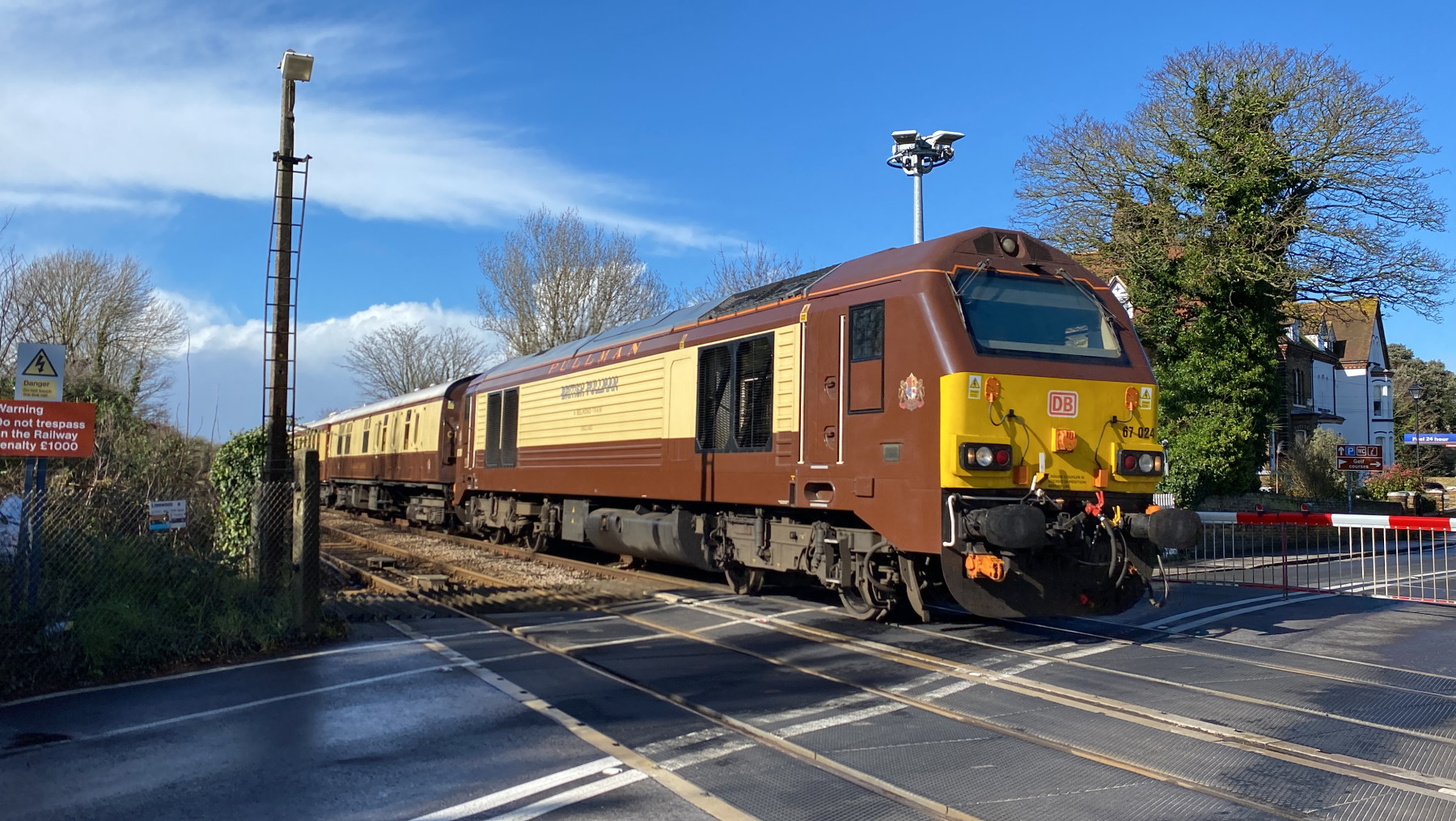 Photo of 67024 at Sandwich Level Crossing — trainlogger