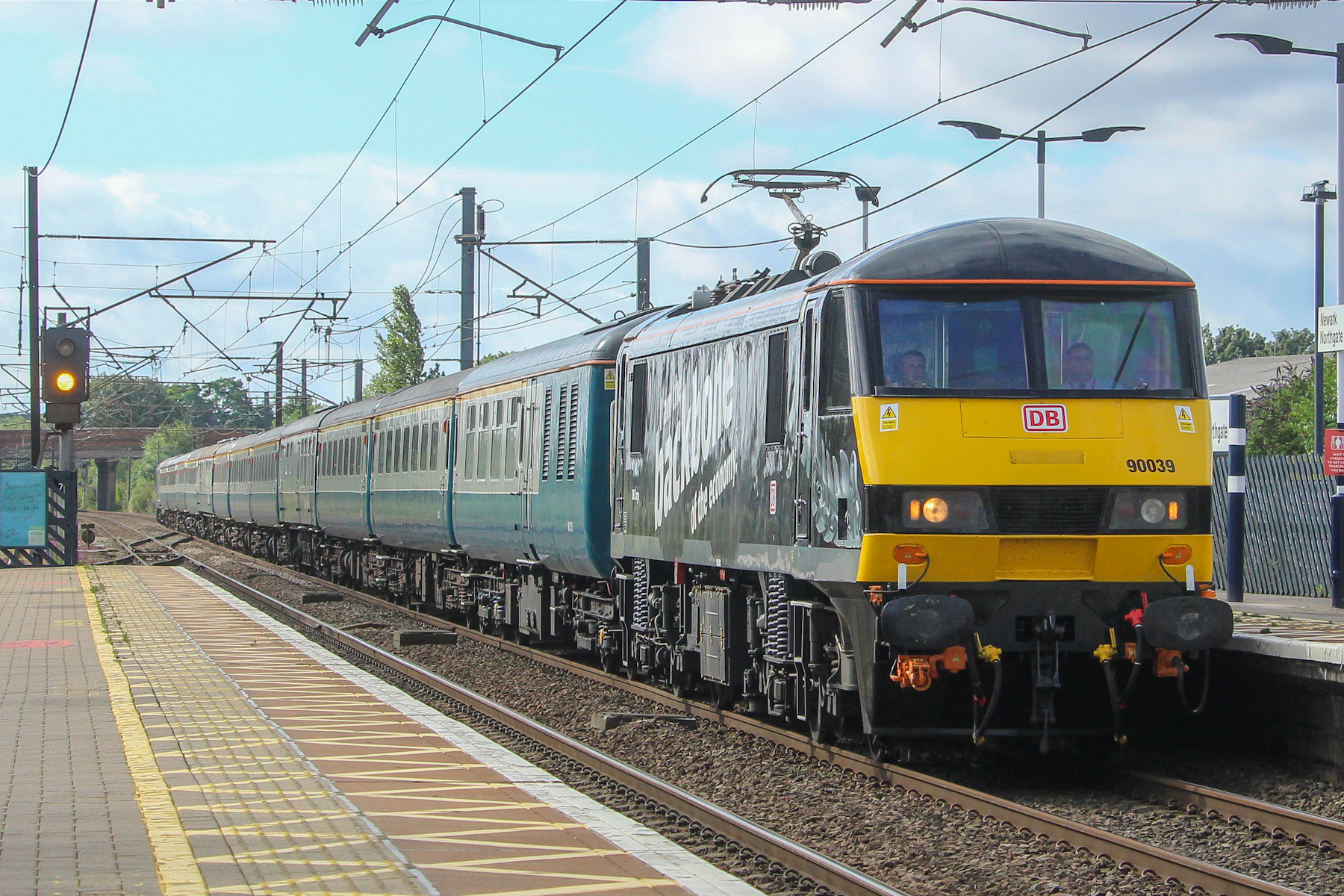 Photo of 90039 at Newark North Gate — trainlogger