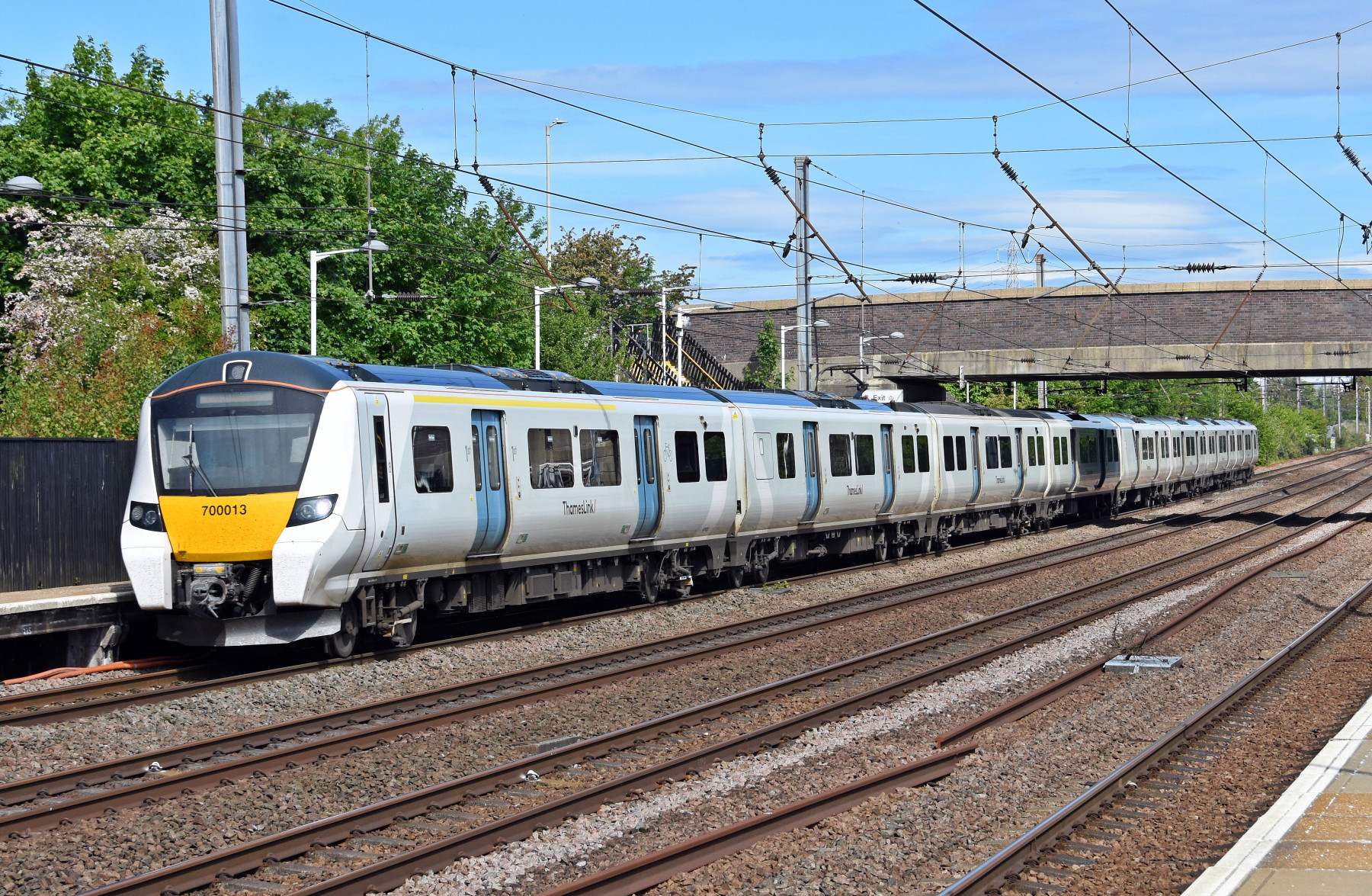 Photo of 700013 at Welham Green — trainlogger