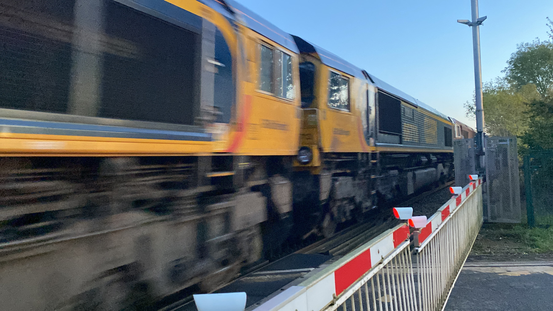 Photo of 66713 and 66707 at Scopwick Level Crossing — trainlogger
