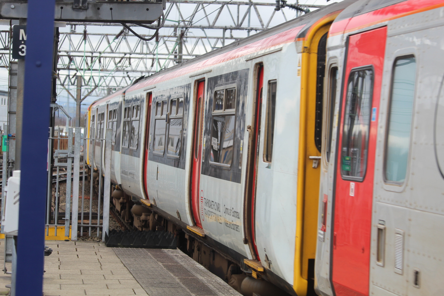 Photo of 150241 at Manchester Piccadilly — trainlogger