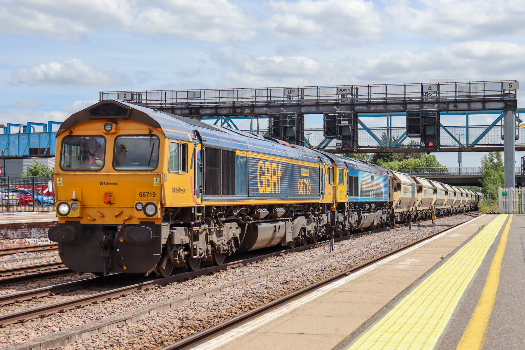 Photo of 66719 at Lincoln Central — trainlogger