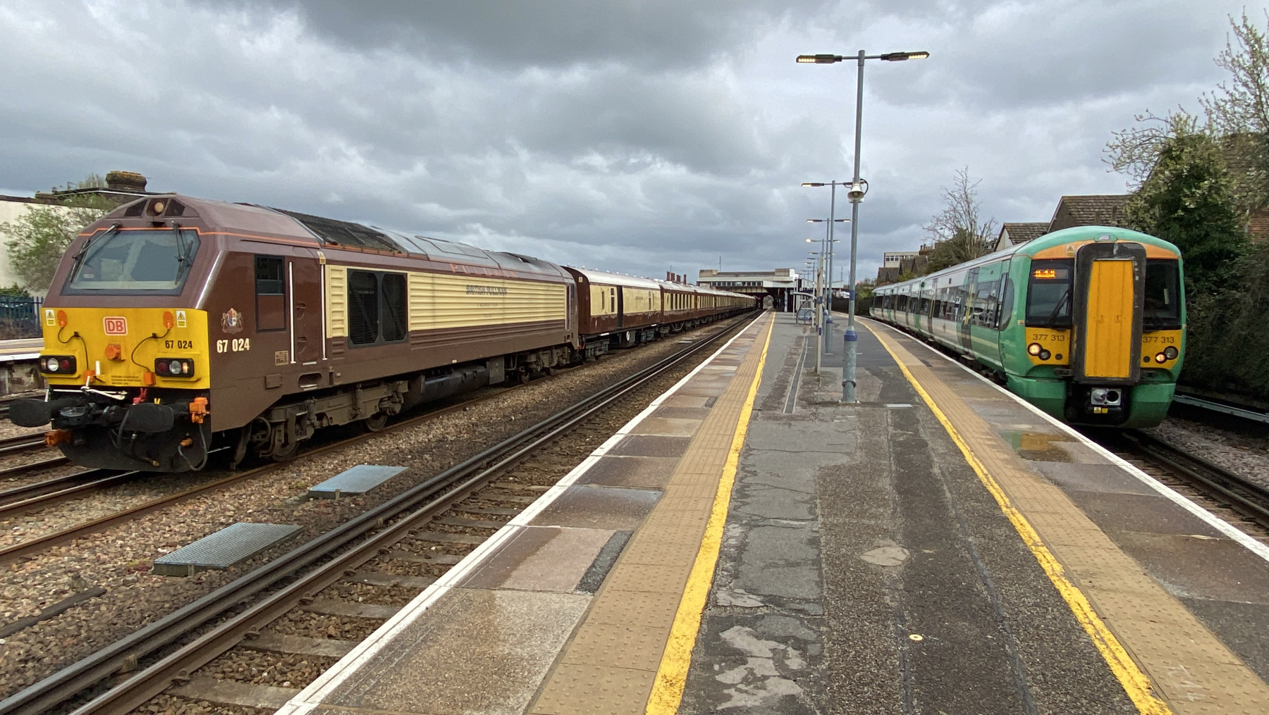 Photo of 67024 and 377313 at Tonbridge — trainlogger