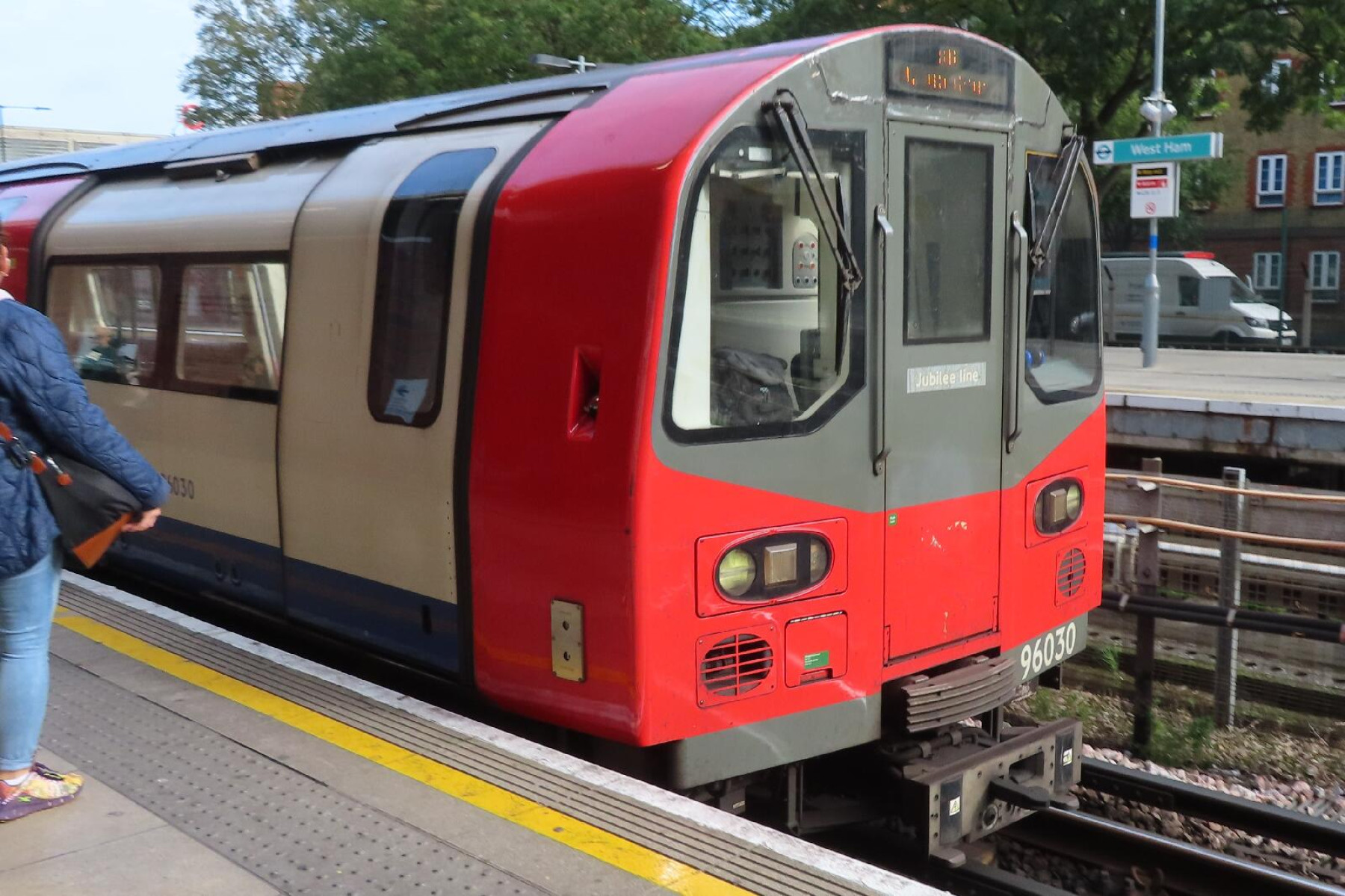 Photo of LU96030 at London Underground — trainlogger