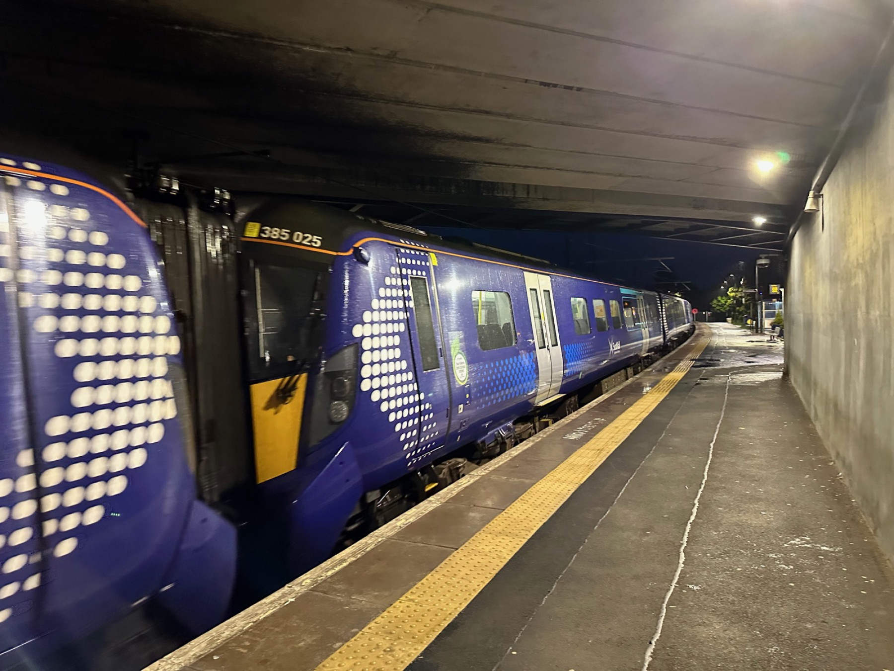 Photo of 385025 at Larbert — trainlogger