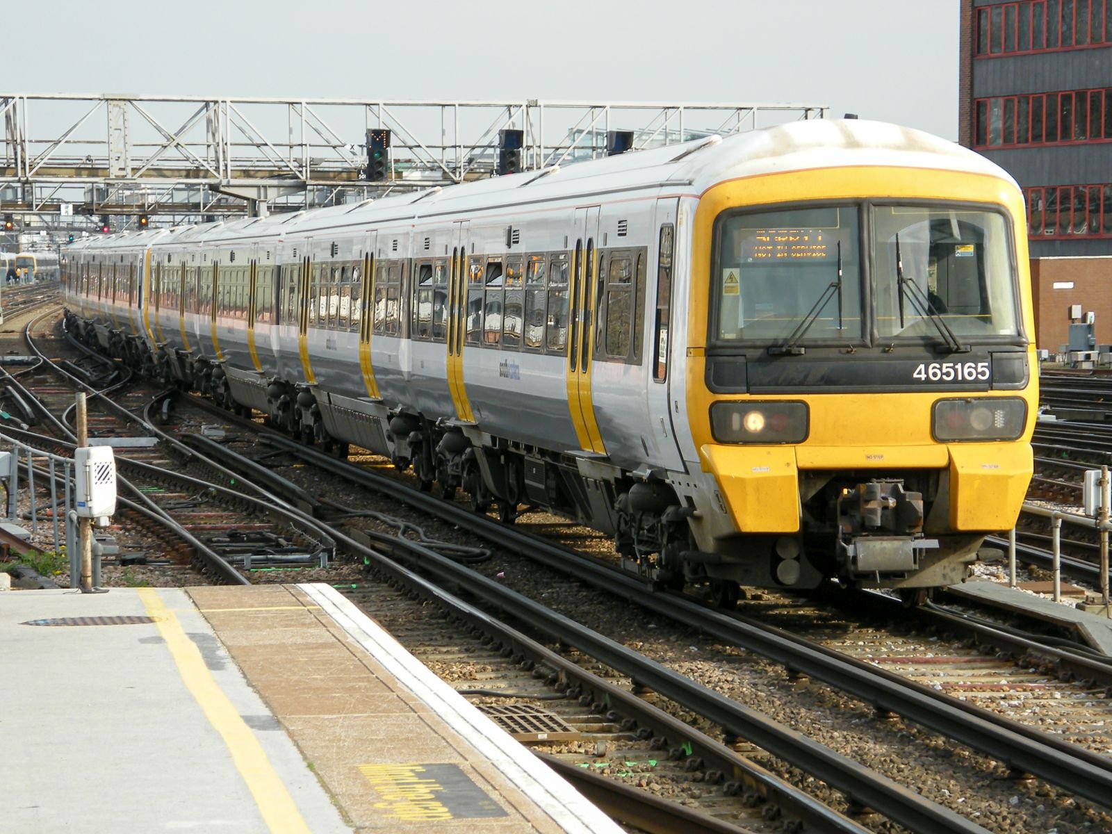 Photo of 465165 at London Bridge — trainlogger