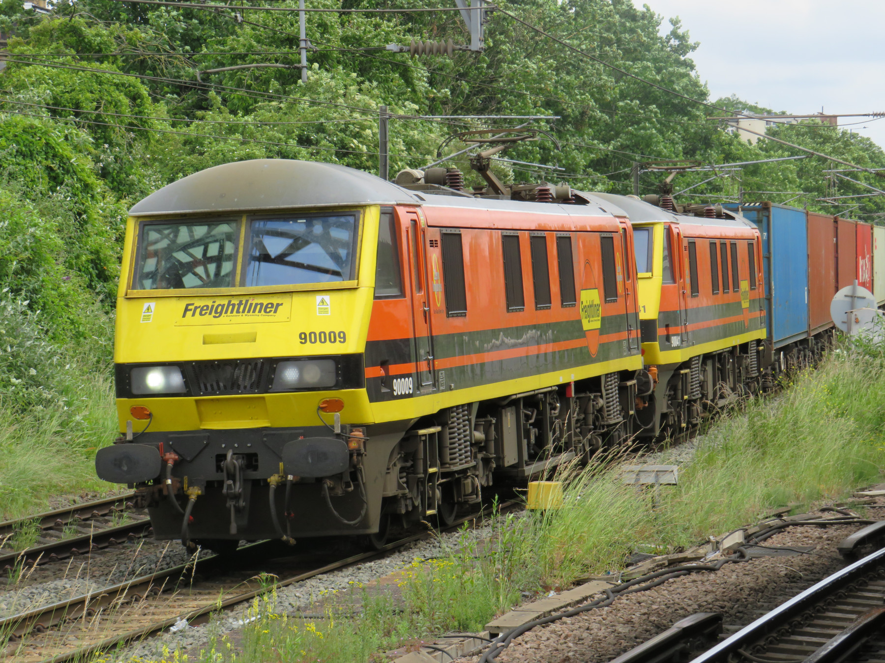 Photo of 90009 at Willesden Junction — trainlogger