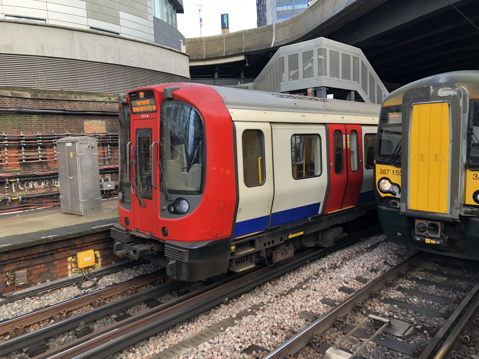 Photo of LU21317 at Paddington (H&C Line) (LU) — trainlogger