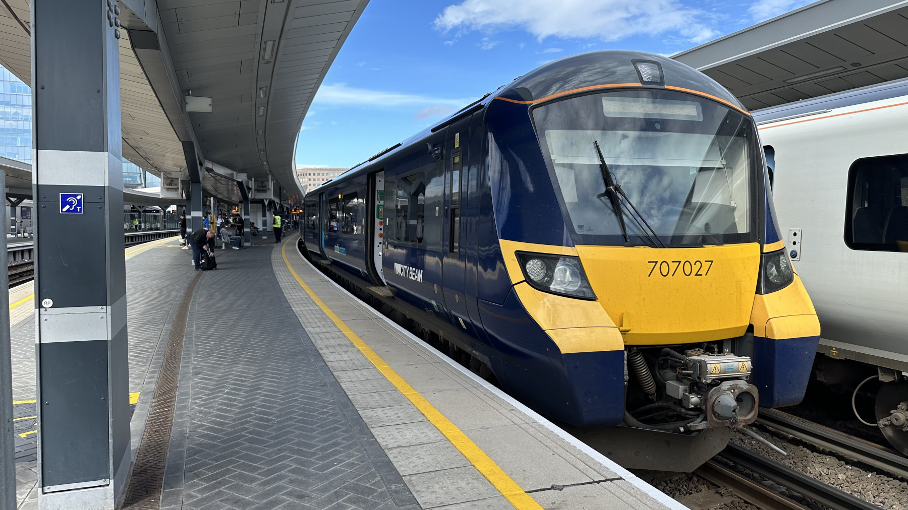 Photo of 707027 at London Bridge — trainlogger