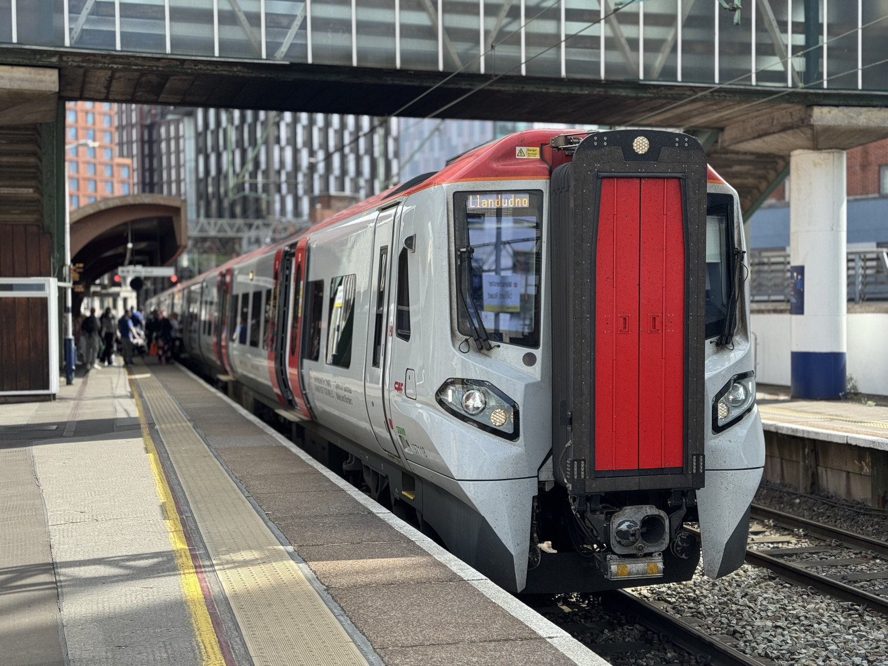 Photo of 197118 at Manchester Oxford Road — trainlogger