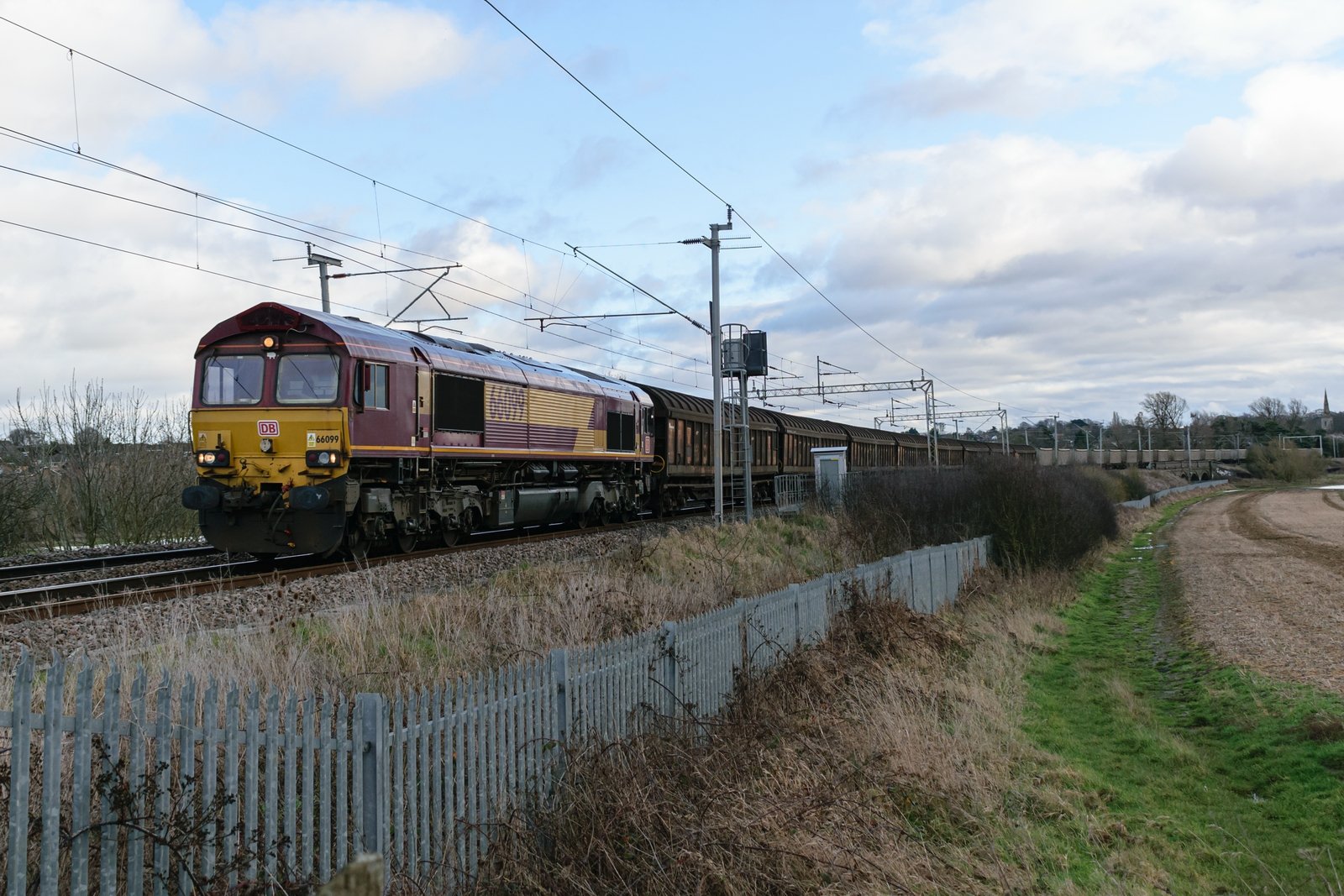 Photo of 66099 at Kingsthorpe — trainlogger