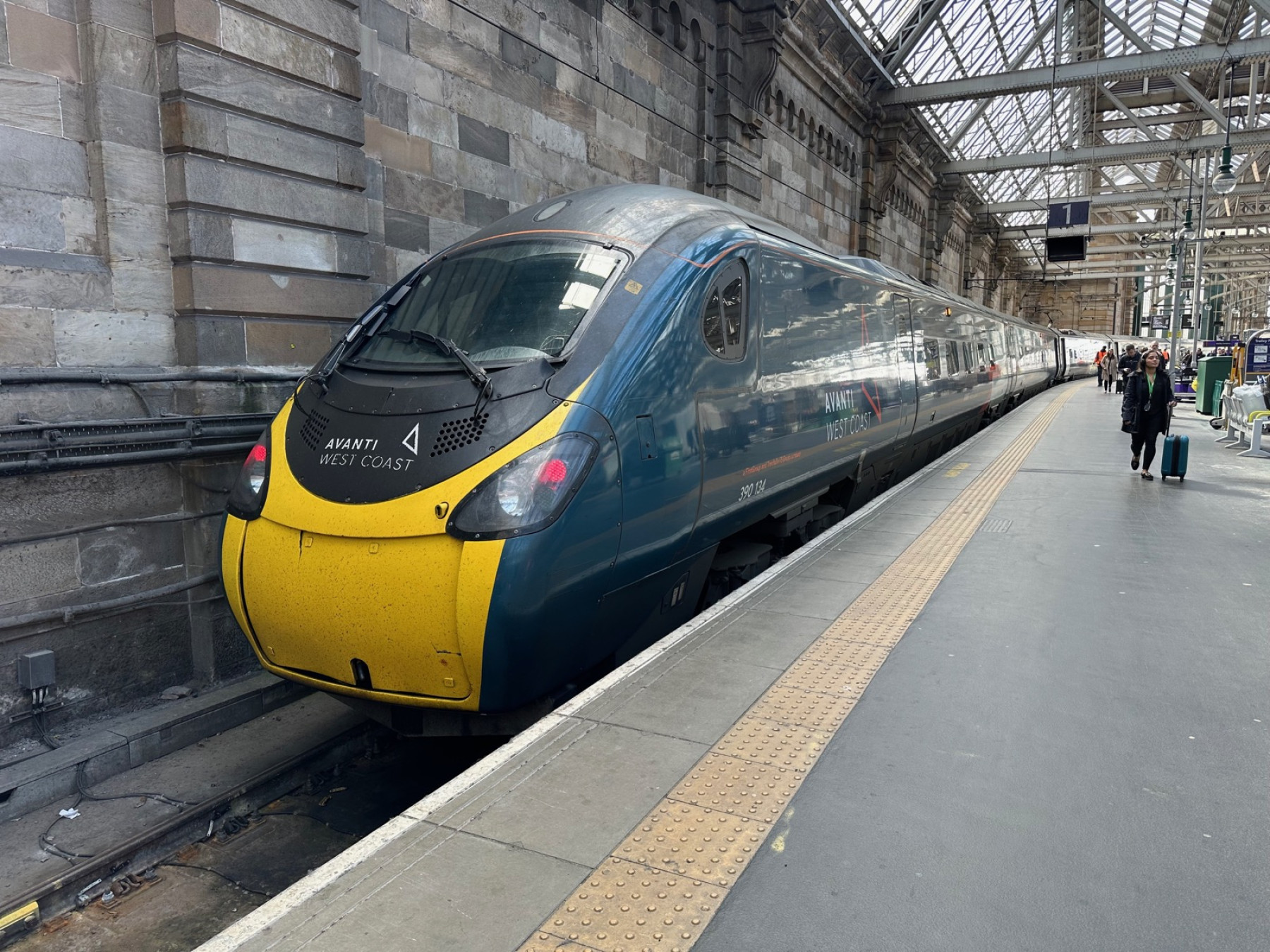 Photo of 390134 at Glasgow Central — trainlogger