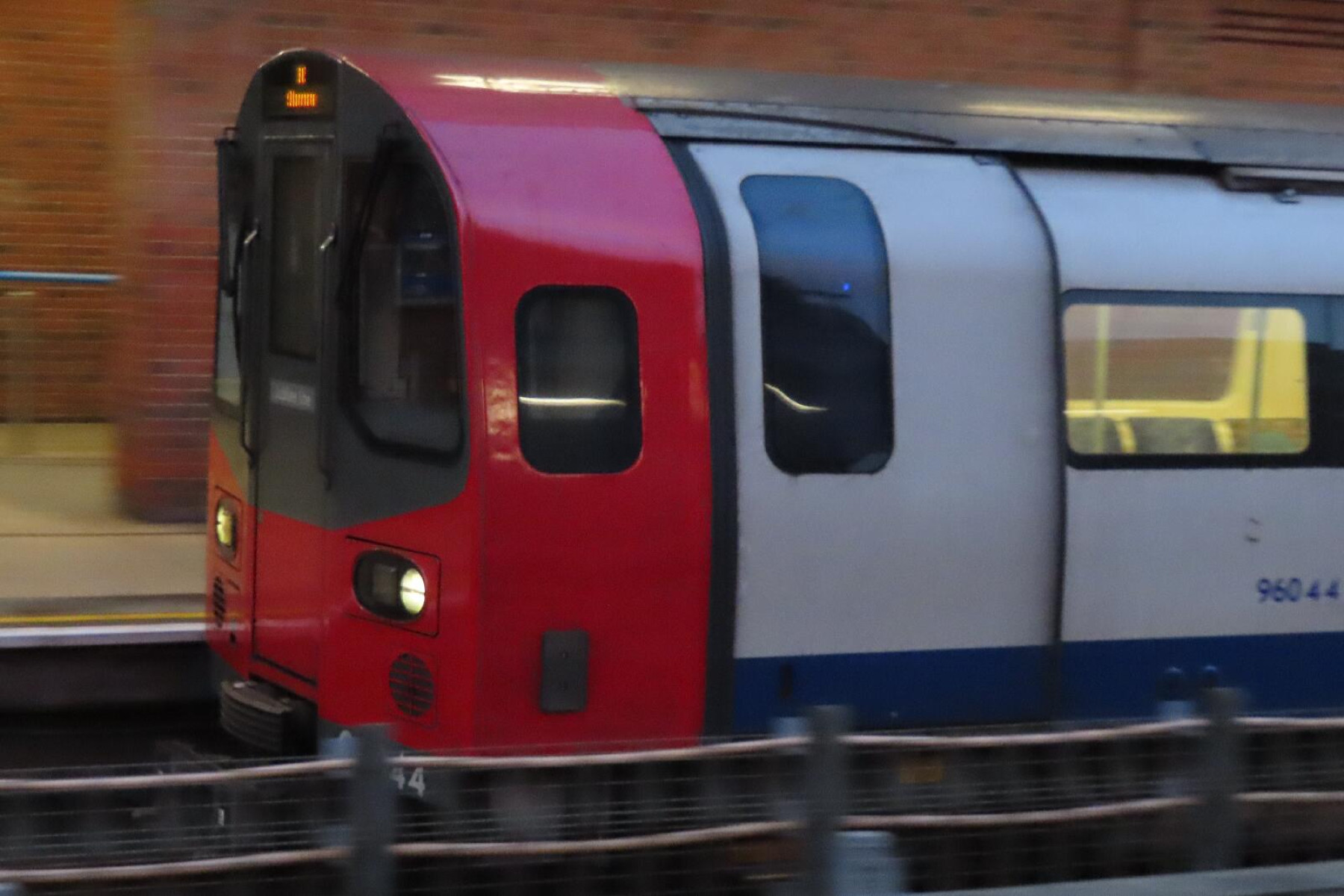 Photo of LU96044 at London Underground — trainlogger