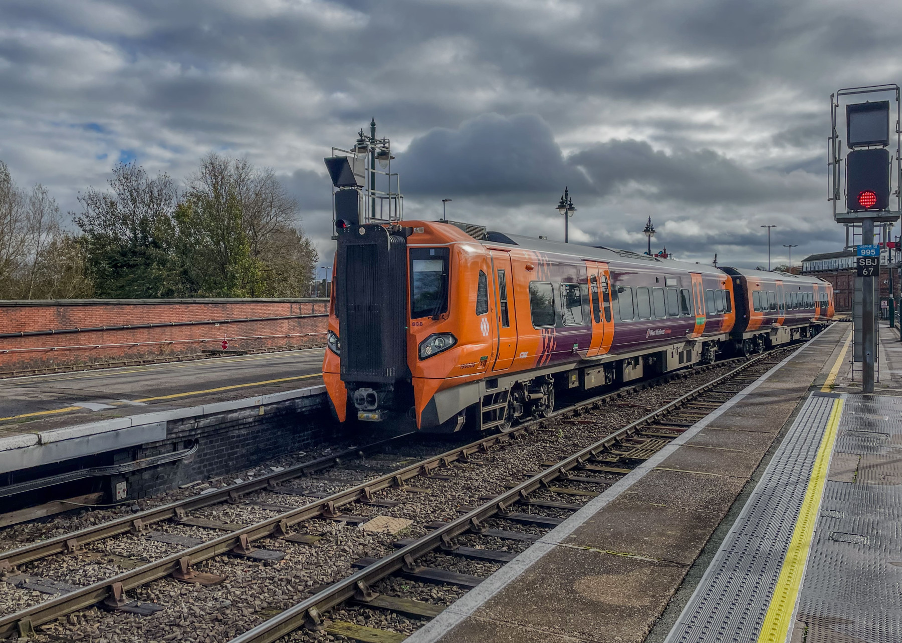 Photo of 196008 at Shrewsbury — trainlogger