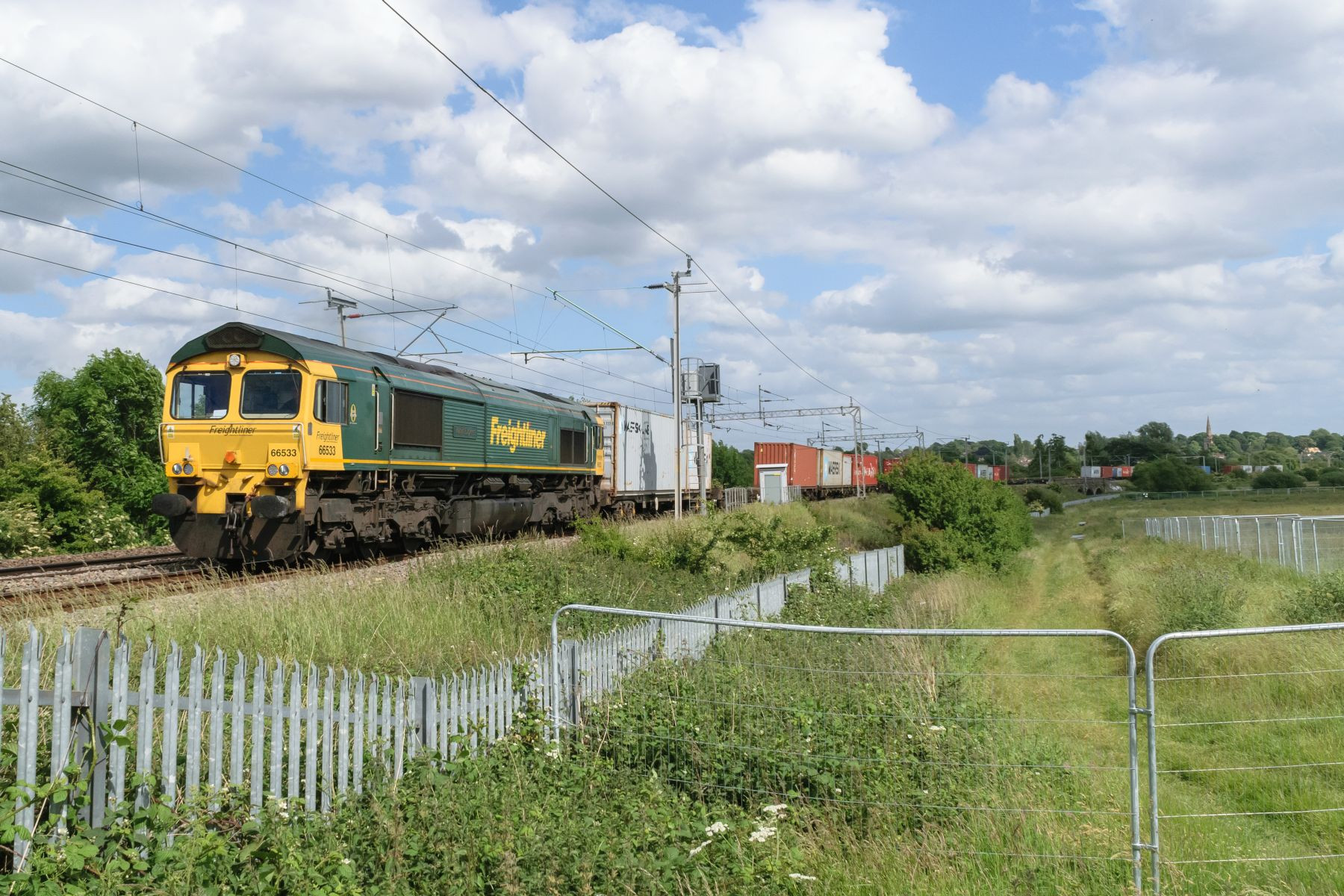 Photo of 66533 at Kingsthorpe — trainlogger