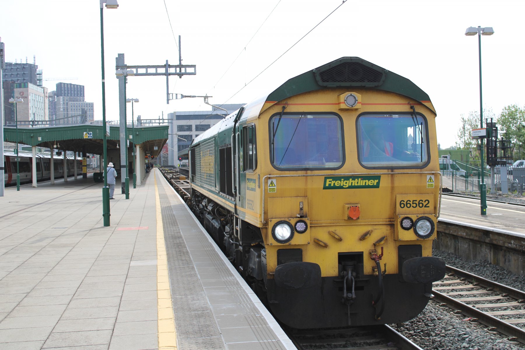 Photo of 66562 at Cardiff Central — trainlogger